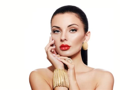 Retrato De Una Bella Modelo Posando Con Joyas Foto Premium