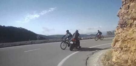 Ciclista Invade El Carril Contrario Y Casi Impacta Contra Una Moto