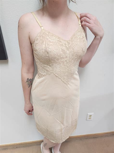 1960s Vanity Fair 34 Nude Lace Bust Trim Slip Gem