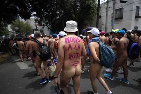 Realizan primer Día al Desnudo en Ciudad de México para normalizar la