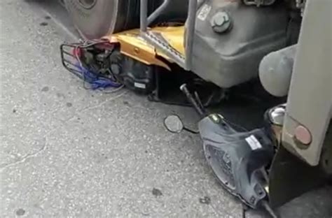 A Gazeta Vídeo moto vai parar debaixo de carreta em acidente em