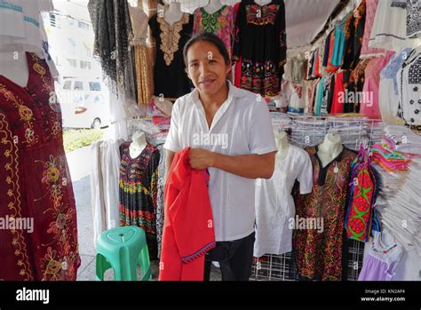 Ropa Tradicional De Oaxaca Que Se Vende En La Feria De Oaxaca En