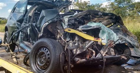 G1 Casal morre após colisão frontal entre carro e carreta na BR 153