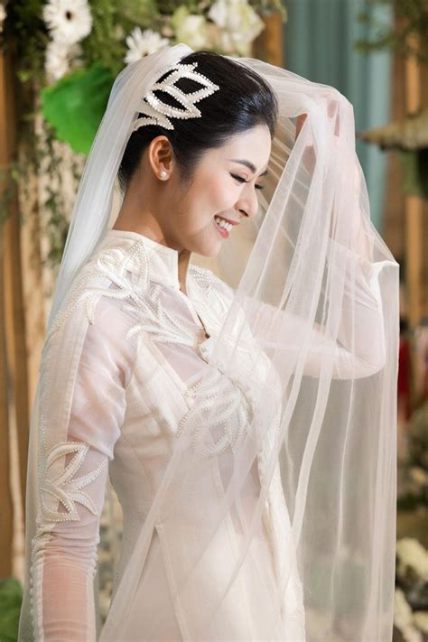 Ngọc Hân mặc áo dài cưới xuyên thấu trong lễ cưới Tạp chí Tri Thức