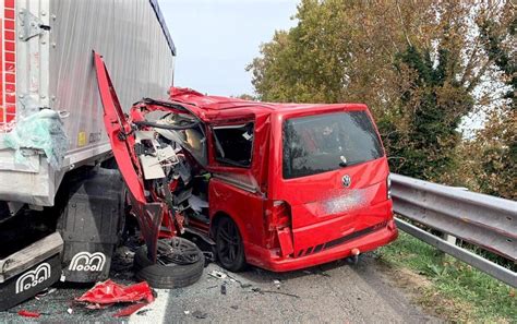 Incidente In A Un Morto Nello Schianto Tra Tir E Auto Traffico In Tilt