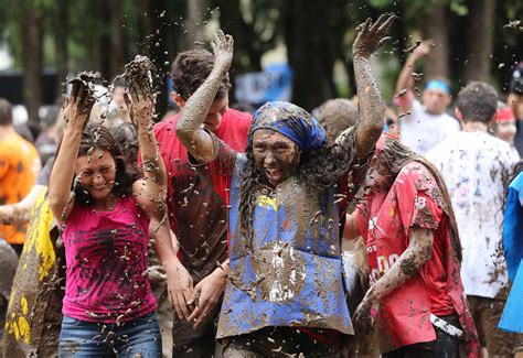 Calouros da UFPR comemoram aprovação no vestibular FOTOS fotos em