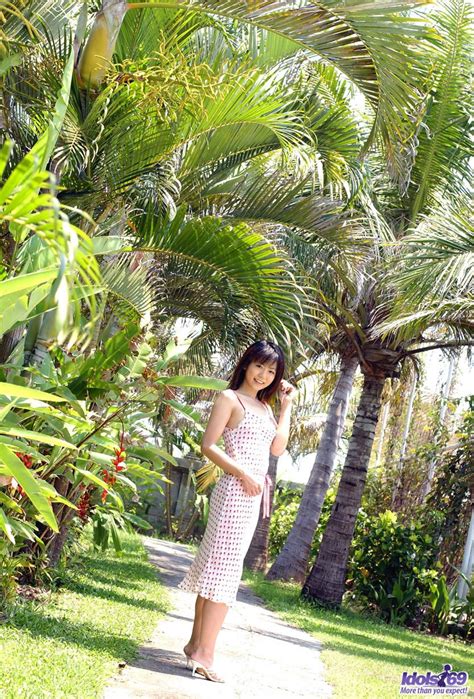 La joven japonesa Saki Ninomiya se desnuda con el océano a sus espaldas