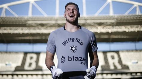 Cedido ao Botafogo Lucas Perri tem direitos vinculados ao São Paulo e