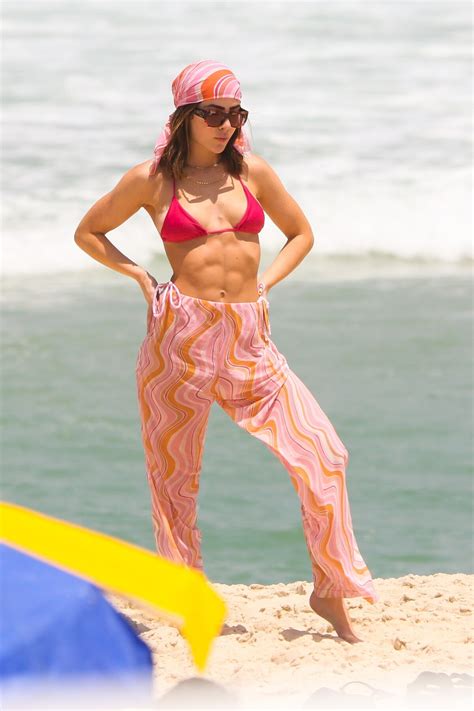 Foto barriga sarada em evidência Jade Picon fez um book de fotos