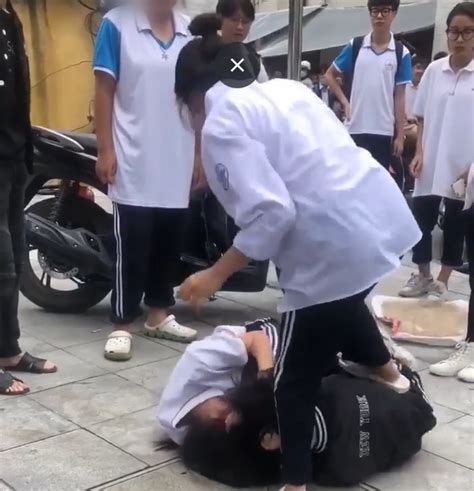Nữ sinh lớp 10 bị đình chỉ sau vụ đánh nhau tại cổng trường