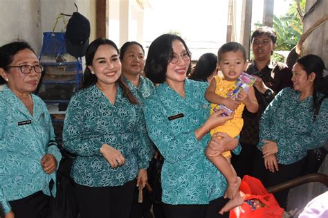 Pj Ketua Tp Pkk Provinsi Bali Berkunjung Dan Berbagi Di Kota Denpasar
