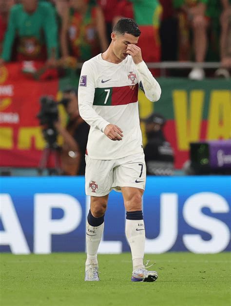 Hình Ảnh Ronaldo Khóc Buồn Khiến Trái Tim Fan Như Sát Muối