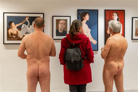 La Prensa Canallesca de la mañana Sin ropa en el museo la