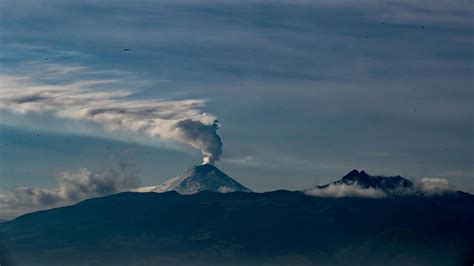 El volcán Cotopaxi de Ecuador está en proceso eruptivo de baja
