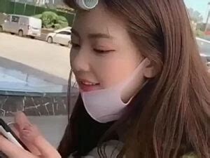 この女性の乳首がなぜ見えちゃっているのか服装の構造を誰か教えてください ヒロインの裸
