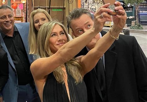 Jennifer Aniston em lágrimas ao falar pela primeira vez da morte de