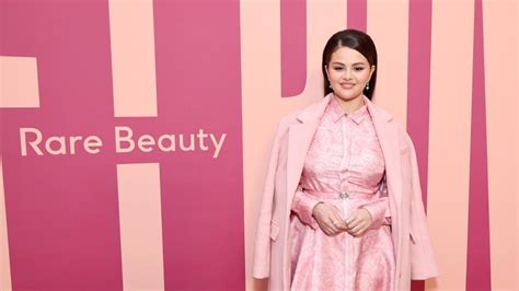 Selena Gomez abrumada por el éxito de su marca de maquillaje Nunca
