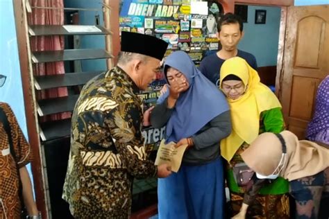 Menko PMK Kunjungi Rumah Keluarga Korban Tragedi Kanjuruhan ANTARA News