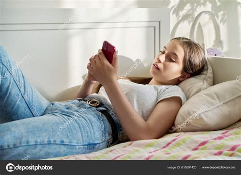 Adolescente Couchée Lit L aide D un Smartphone Pour Communication