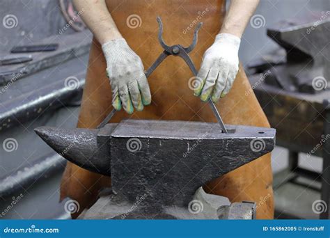 Masivo Yunque Para La Forja De Metal Artesanal Imagen De Archivo