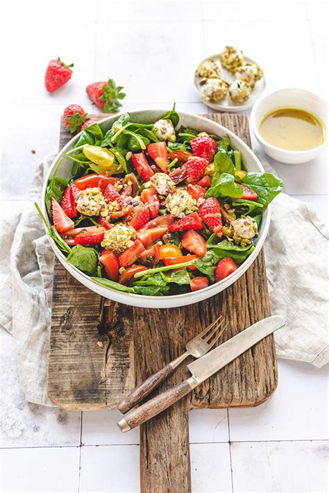 Zomerse Salade Met Aardbei Tomaat En Geitenkaas Pistacheballetjes