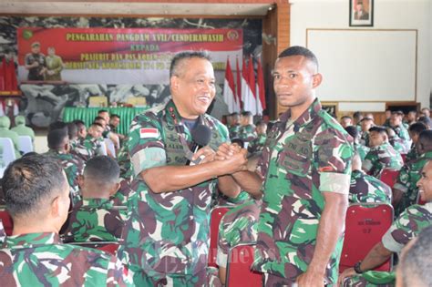 Pangdam XVII Cenderawasih Kunjungi Makorem 174 ATW Foto 7 1941677