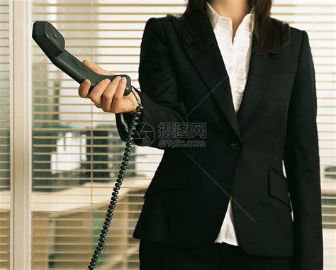 女商人拿着电话听筒高清图片下载 正版图片501497802 摄图网