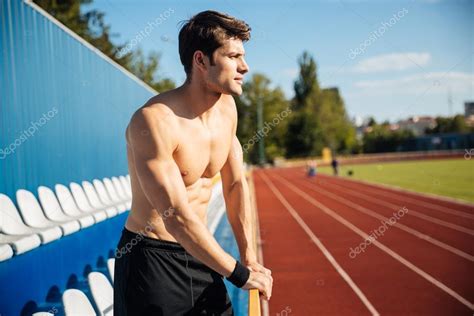 Nackt sexy gut aussehende männliche Athleten im Stadion im Freien