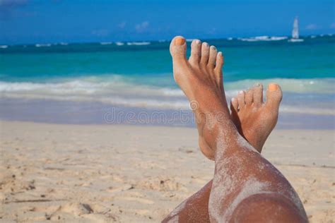 Piękne nogi na plaży zdjęcie stock Obraz złożonej z idylliczny 65299050