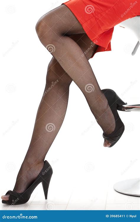 Gambe Femminili Sexy Nelle Calze A Rete Dei Tacchi Alti Immagine Stock