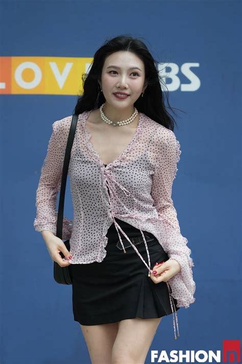 패션엔 패션엔 포토 레드벨벳 조이 되찾은 핑크 미모 나풀나풀 프릴 시스루 출근룩