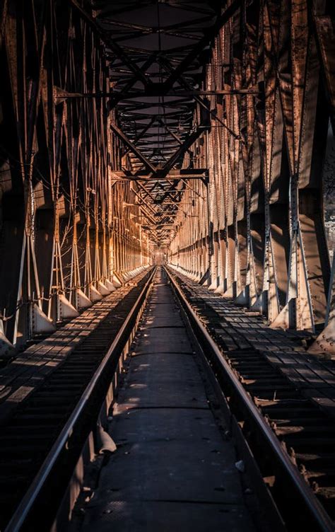 Ponte Velha Do Trem Do Metal Foto de Stock Imagem de paisagem névoa