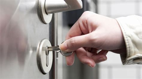 Comment débloquer une serrure 3 points coincée avec la porte fermée