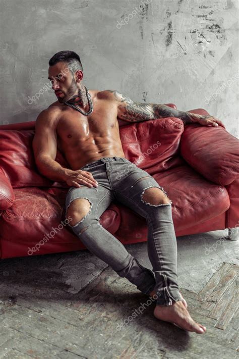 Retrato De Moda De Sexy Modelo Masculino Desnudo Con Tatuaje Y Una