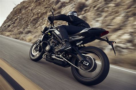 Ra mắt naked bike Triumph Street Triple 2023 nhiều thay đổi nhất từ