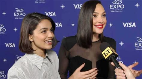 Branca de Neve Rachel Zegler cercada por anões em CGI e o adiamento