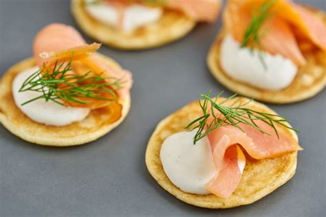 Blinis med laks og peberrod Opskrift på forret til nytår