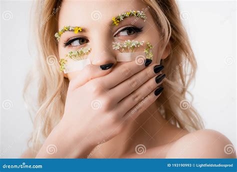 Belle Femme Blonde Nue Avec Des Fleurs Sauvages Image Stock Image Du