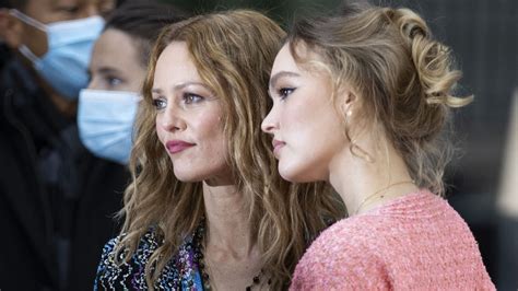 Vanessa Paradis sa fille Lily Rose Depp critiquée elle vole à sa