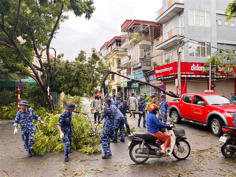 Cảnh sát biển huy động lực lượng giúp người dân khắc phục hậu quả mưa