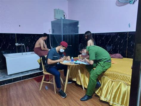 Nữ nhân viên thoát y massage cho khách Báo Công an Nhân dân điện tử