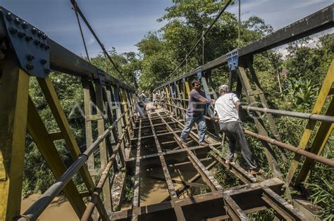 PERBAIKAN JEMBATAN SECARA SWADAYA ANTARA Foto