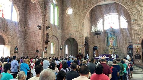 Fiéis lotam igreja para missa da Quarta Feira de Cinzas em Paulista