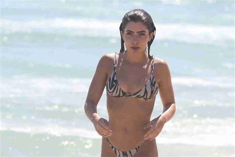 Jade Picon Curte Dia De Folga Em Praia Do Rio