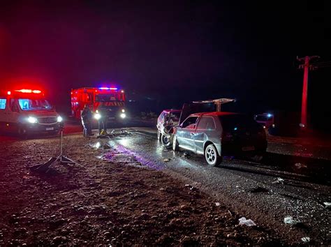 Três pessoas morrem em batida de frente entre dois carros na PR 492