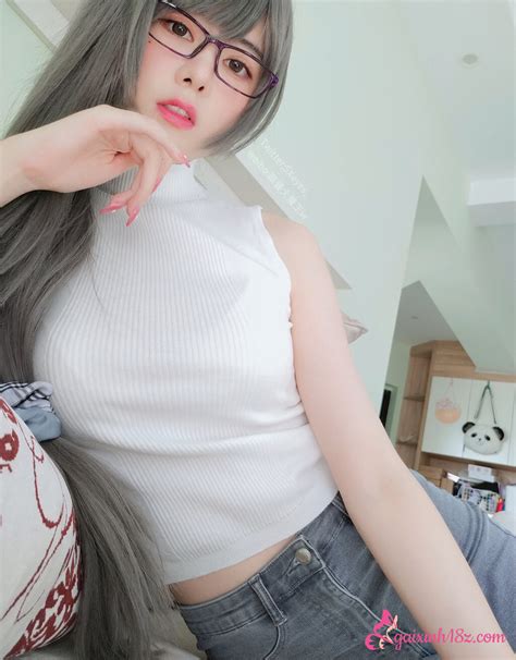 Gái xinh tóc dài đeo kính tụt quần gợi cảm Viet69