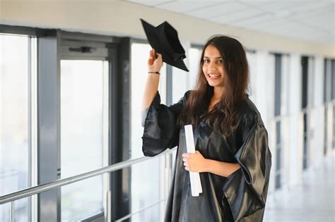 Feliz Estudiante Universitario Indio Con Vestido De Graduaci N Y Gorra
