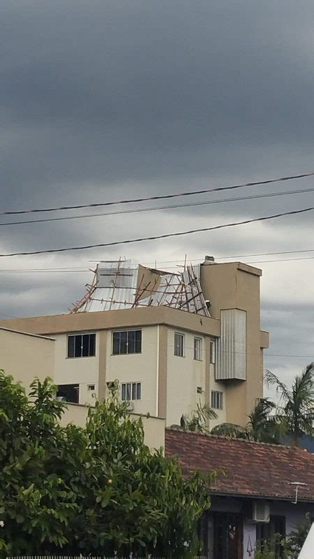 VÍDEOS Temporal arranca telhado de casas e causa estragos em Jaraguá