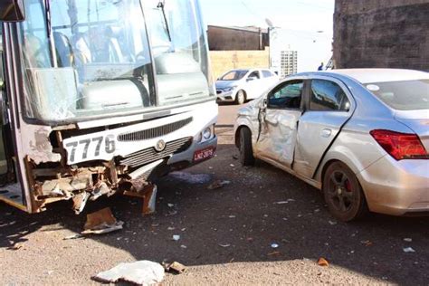 Após colisão ônibus carro é lançado contra muro e motorista fica