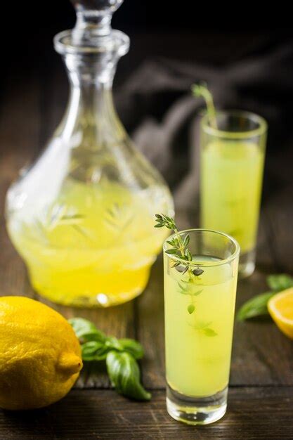 Limoncello de licor de limão italiano tradicional e limão cítrico